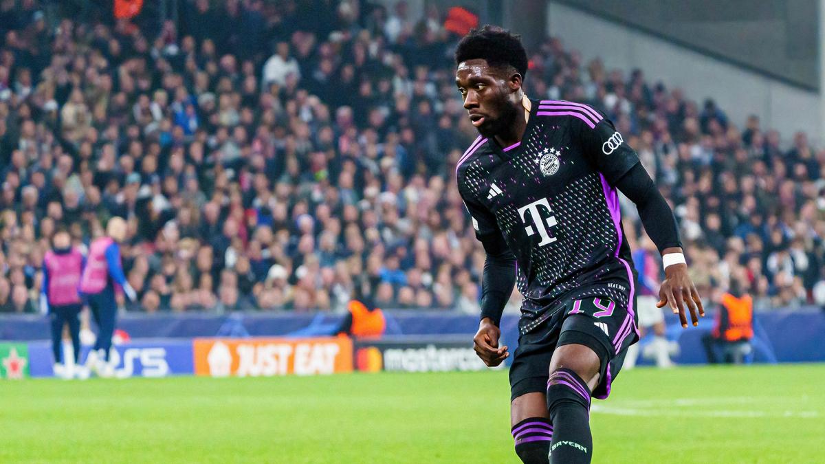 Alphonso Davies goes to battle with Bayern Munich