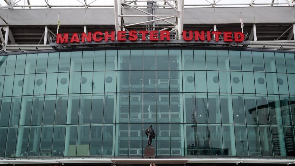 Manchester United to sign record contract